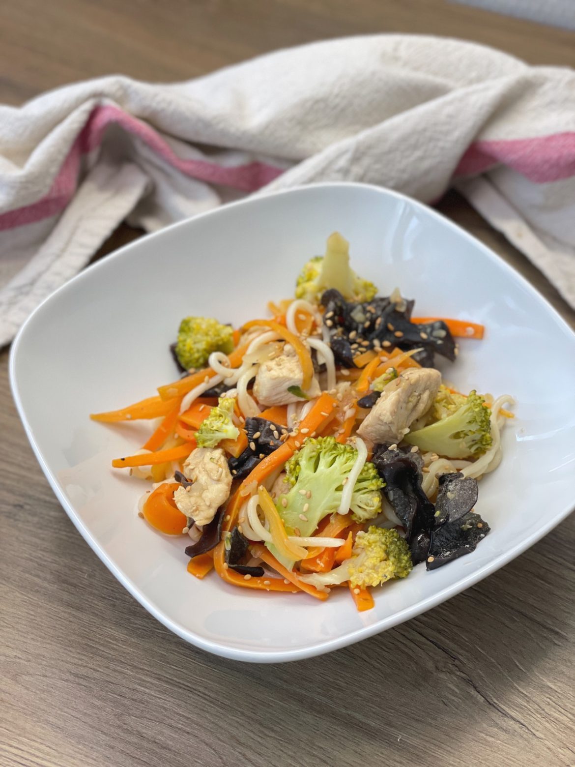 Un wok simple de poulet et légumes - Les 2 quiches